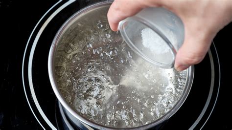 The Optical Illusion Behind Salting Boiling Water