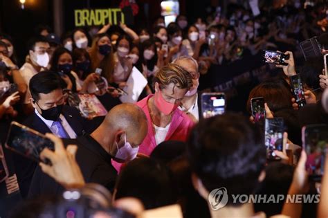 브래드 피트 계속되는 팬 서비스 연합뉴스