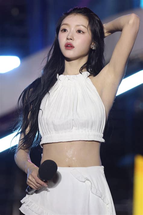 김짤닷컴 오마이걸 유아 3단 확대 겨드랑이