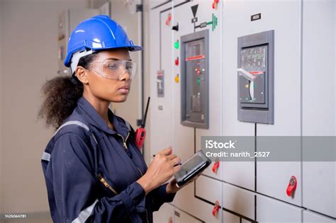 전기 젊은 아시아 여성 엔지니어는 유지 보수 캐비닛 시스템을 전기로 검사하고 산업 공장 기술자 또는 전기 기술자 검사 전력 분배의 제어실에서 태블릿을 사용합니다 산업에 대한