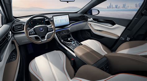 BYD Qin Plus DM I 2023 в чемпионской версии раскрывается изнутри