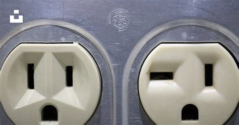 나란히 놓인 두 개의 흰색 전기 콘센트 사진 Unsplash의 무료 식 이미지
