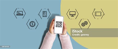 Qr 코드 개념입니다 사람의 손에 스마트 폰에서 기술의 가능성에 대한 추상 아이콘 Brand Name Smart Phone에