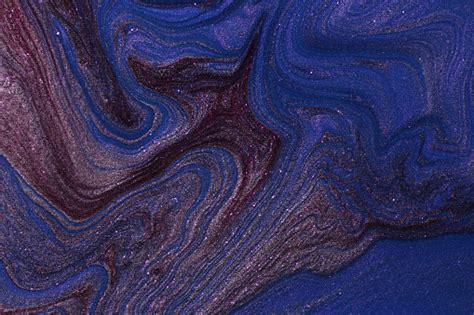 파란색과 보라색은 추상적 인 배경을 반짝입니다 컨셉을 구성합니다 액체 네일 래커의 아름다운 얼룩 유체 예술 회화 기술을 부어 수평 배너 배경으로 좋은 디자인 공간을