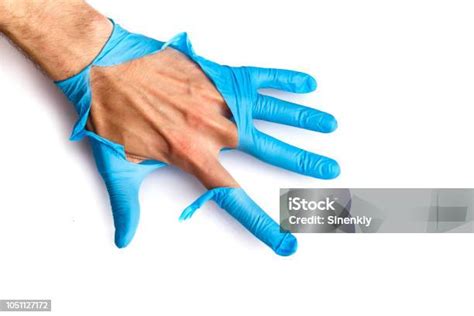 ถุงมือแพทย์ในมือบนพื้นหลังสีขาว ภาพสต็อก ดาวน์โหลดรูปภาพตอนนี้ ฉีก