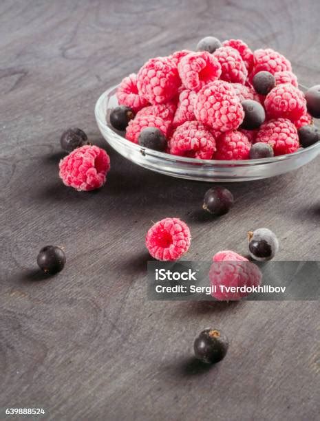Raspberry Beku Dalam Piring Kaca Embun Beku Pada Buah Beri Foto Stok