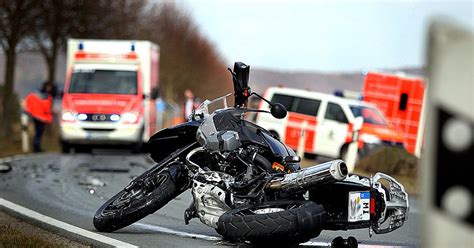 Motorradfahrer Rast In Gegenverkehr Tot Nw De