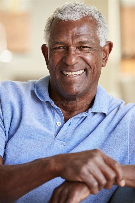 Retrato De La Sentada De Abuelo Sonriente En La Nieta De Sofa At Home With Baby Foto De Archivo