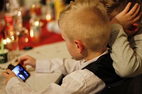 Los Niños Menores De Dos Años No Deberían Tener Acceso A Las Pantallas De Los Móviles Según La Oms