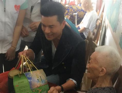 健身教练为卖课程，篡改吕良伟探望敬老院真相凤凰网