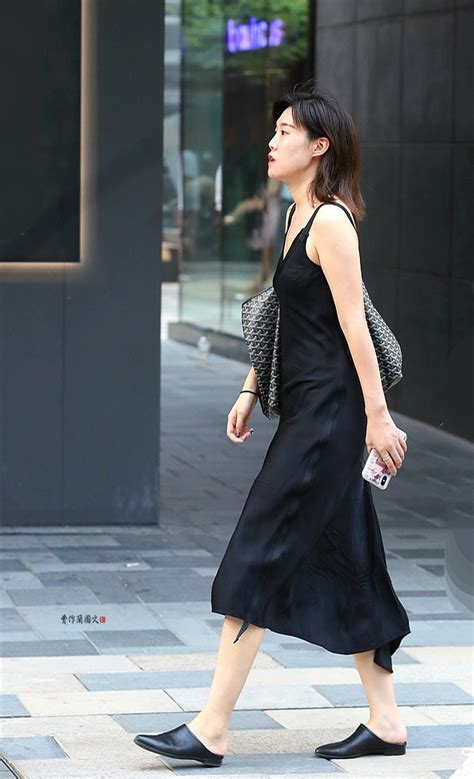街拍：显瘦又不会搭配出错的“一身黑”美女