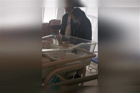 隔壁床生了个女儿，男子说宝宝的哭声这么好听，一大早奶粉都不给自己儿子泡了，看了半个小时才回过神来哭声奶粉男子