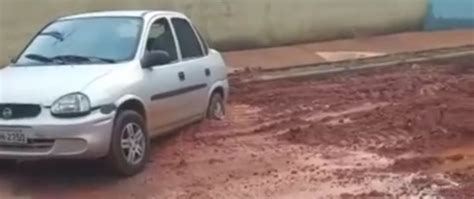 Carro Fica Atolado Em Rua De Lama Em Vg Perrengue Mato Grosso