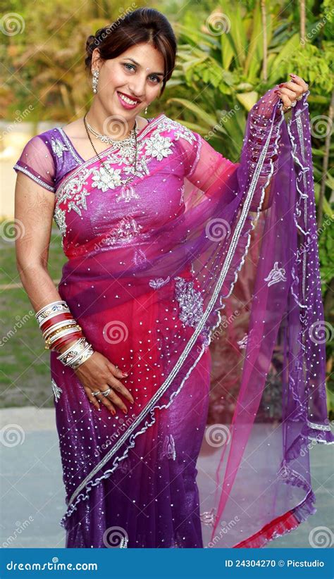 Fille Traditionnelle De Punjabi Photo Stock Image Of Henné Regards