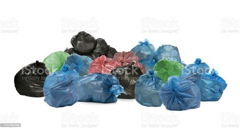 흰색 배경에 쓰레기가있는 쓰레기 봉투의 큰 더미 0명에 대한 스톡 사진 및 기타 이미지 0명 가득 찬 가방 Istock