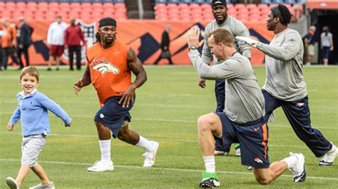 Peyton Mannings 4 Year Old Son Stretches With Dad Before Broncos Game