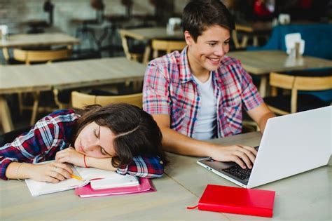 Menina Dormindo Perto Do Colega De Classe Foto Grátis