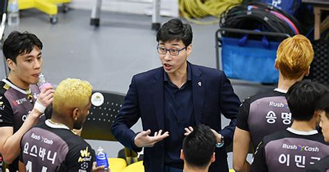 김세진 감독 경기가 잘 안풀리네요 Mk포토
