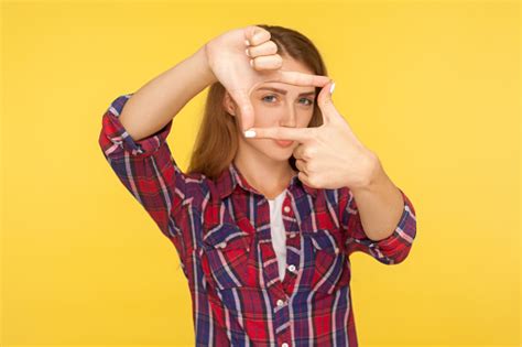 Potret Gadis Jahe Cantik Dengan Kemeja Kotakkotak Menatap Kamera