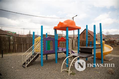 Сурвалжлага Хүүхдүүд хогон дунд тоглож байна News Mn