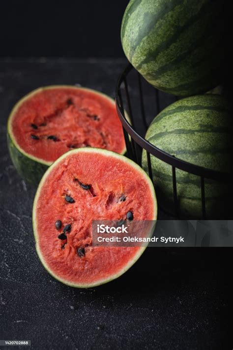 많은 녹색 줄무늬 수박과 하나의 붉은 육즙이 검은 색 배경에 수박을 자릅니다 여름철 배경 0명에 대한 스톡 사진 및 기타 이미지