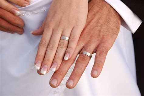 кольца Groom невесты показывая их венчание Стоковое Фото изображение