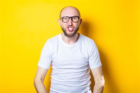 Hombre Joven Enojado Con Barba Con Gafas Foto Premium