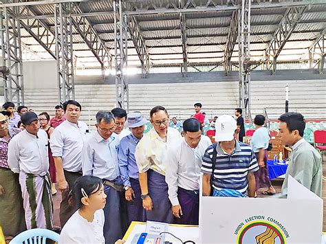 ရန်ကုန်တိုင်းဒေသကြီးနယ်မြေ မဲဆန္ဒရှင်ပြည်သူများ မြန်မာအီလက်ထရောနစ် မဲပေးစက်ဖြင့် လက်တွေ့စမ်းသပ