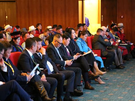 800 залуу малчин төрийн ордонд чуулж байна