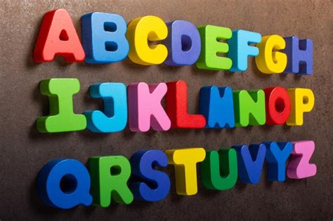 Деревянные буквы алфавита Abc для концепции дошкольного образования