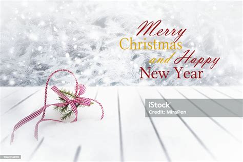 나무의 겨울 풍경에서 빈 공간을 가진 눈송이의 전체 테이블에 빨간색 리본을 가진 빨간 크리스마스 마음 눈으로 덮여 0명에 대한 스톡 사진 및 기타 이미지 Istock