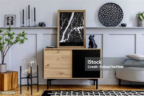 모의 포스터 프레임 디자인 나무 Commode 램프 꽃 장식 식물 선반 과 세련된 홈 장식의 개인 액세서리와 현대적인 스칸디나비아 홈 인테리어 담 경계에 대한 스톡 사진 및