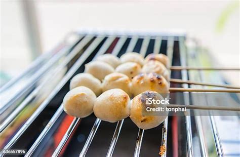 돼지 고기 볼 그릴 태국 길거리 음식 소프트 포커스 이미지 가지 식물 부위에 대한 스톡 사진 및 기타 이미지 가지 식물 부위 거리 고기 Istock