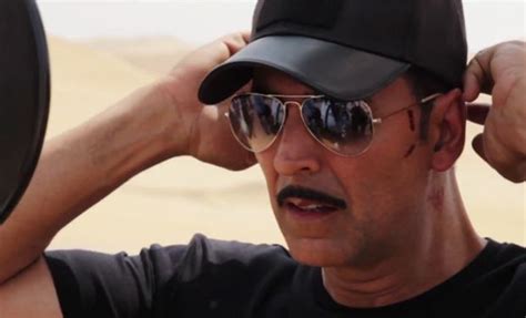 Akshay Kumar In Gold Frame Brown Gradient Lens Aviator Ray Ban