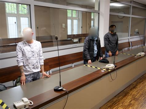 Oszukiwali metodą na policjanta Stanęli przed sądem w Op Radio Opole