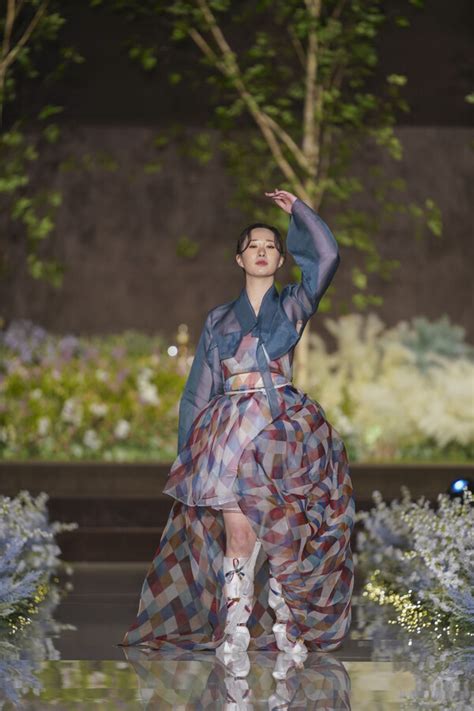 서채은 한복모델 2022 법고창신 한복 패션쇼 런웨이