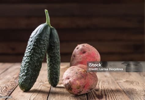 유행 추한 유기 오이 흐린 배경에 천연 나무 테이블에 감자 공간을 복사합니다 0명에 대한 스톡 사진 및 기타 이미지 0명