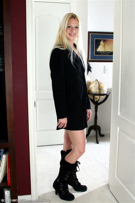 Long Haired Blond Kyra Opens Her Long Gams To Expose Her Hairless Hoo