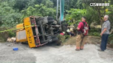 台南工程車翻覆！ 1名維修路燈工人救出身亡