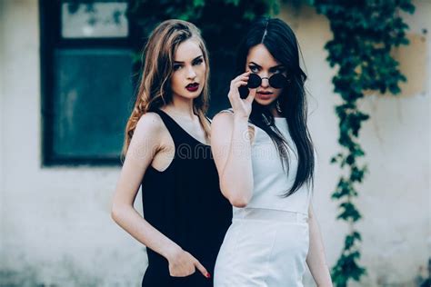 Deux Belles Jeunes Filles Dans Des Robes Image Stock Image Du Brune