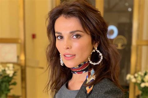 Беременная Сати Казанова расслабилась на природе в компании стада коз и все это в центре