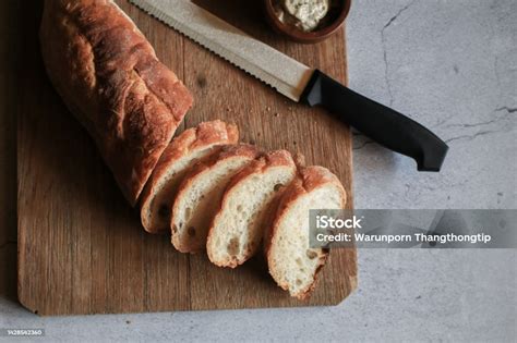 나무 커팅 보드 배경에 프랑스 바게트 빵 빵 빵 빵집에서 맛있는 맛있는 빵 0명에 대한 스톡 사진 및 기타 이미지 0명