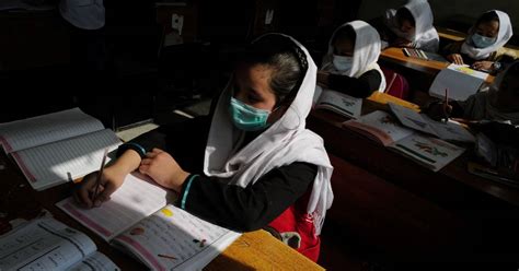 یک سازمان حامی آموزش می‌گوید طالبان با بستن مکاتب، آینده دختران