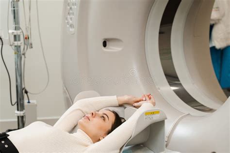 Patientin Liegt Auf Dem Computertomographiebett Und Scannt Lungen Auf