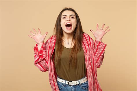 캐주얼 옷에 미친 젊은 여자의 초상화 손을 확산 스튜디오에서 파스텔 베이 지 배경에 고립 된 입을 넓게 열어 유지 사람들은 진심으로 감정 라이프 스타일 개념입니다 복사