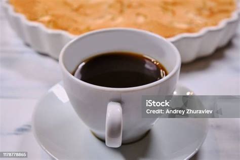 흰색 배경에 애플 파이와 커피 한 잔 잘 익은 사과의 수제 케이크 흰색 나무 배경에 과일 케이크입니다 0명에 대한 스톡 사진 및 기타 이미지 Istock