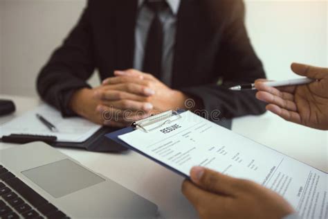 Les Hommes D Crivent L Histoire D Emploi De L Employeur Au Sujet De Son