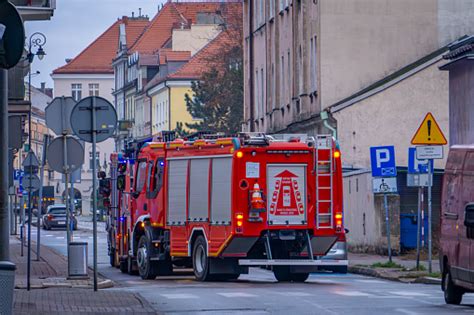 소방대 전투 차량 소방 및 소방 작업 중 도시의 거리에 서있는 소화 차량 소방차에 대한 스톡 사진 및 기타 이미지 소방차 폴란드 0명 Istock