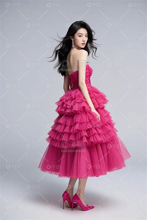 背影ai数字艺术 穿玫瑰粉抹胸层叠蛋糕裙礼服的美女背影摄影图 Ai人像免费下载 Png格式 2728像素 编号71206130 千图网