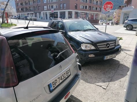 Наглост без край Шофьори пак спряха като араби в пустиня пред областна
